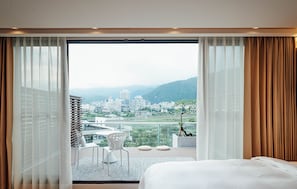 Quarto Duplo Panorâmico | Roupa de alta qualidade, edredões de penas, minibar grátis 