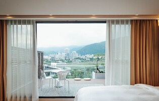 Quarto Duplo Panorâmico | Roupa de alta qualidade, edredões de penas, minibar grátis 