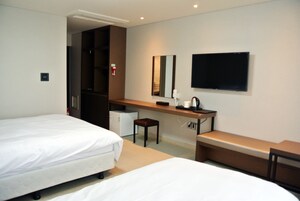 Cofres nos quartos, escrivaninha, cortinas blackout