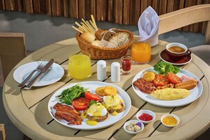 Pequeno-almoço continental diário (412 THB por pessoa)