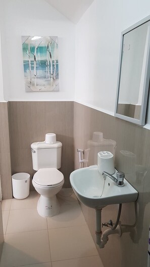 Quarto Quádruplo Deluxe, 2 camas queen-size, vista para a piscina | Casa de banho | Um polibã, artigos de higiene pessoal grátis, um secador de cabelo 
