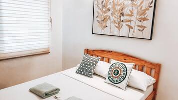 Quarto Duplo Deluxe, 1 cama de casal | Secretária, roupa de cama fornecida