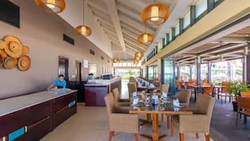 Serviço de café da manhã, local e internacional, vistas para o mar