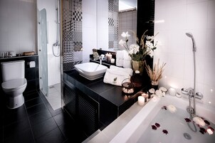 Grand Suite Room | Casa de banho | Um polibã, produtos de higiene exclusivos, um secador de cabelo 