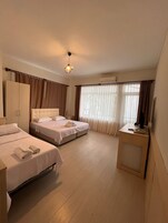 Quarto Triplo Comfort | Minibar grátis, secretária