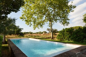 2 piscinas exteriores, espreguiçadeiras 