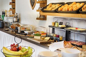 Café da manhã com buffet grátis todos os dias