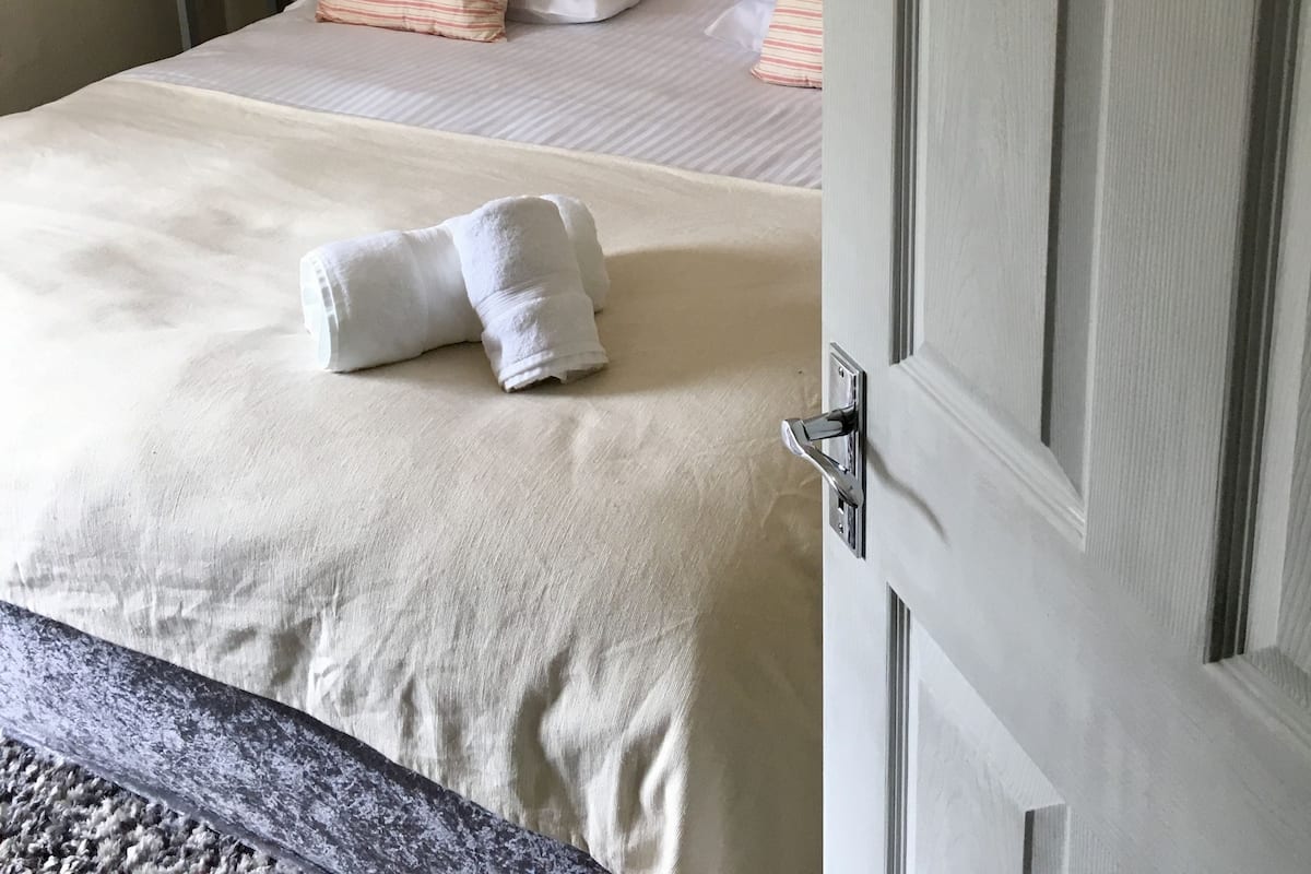Quarto com design assinado, 1 cama King | Ferros/tábuas de passar roupa, Wi-Fi de cortesia, roupa de cama