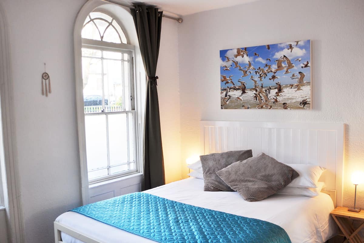Quarto Duplo Deluxe, casa de banho anexa, no rés do chão (1 King Bed) | Wi-fi grátis, roupa de cama fornecida