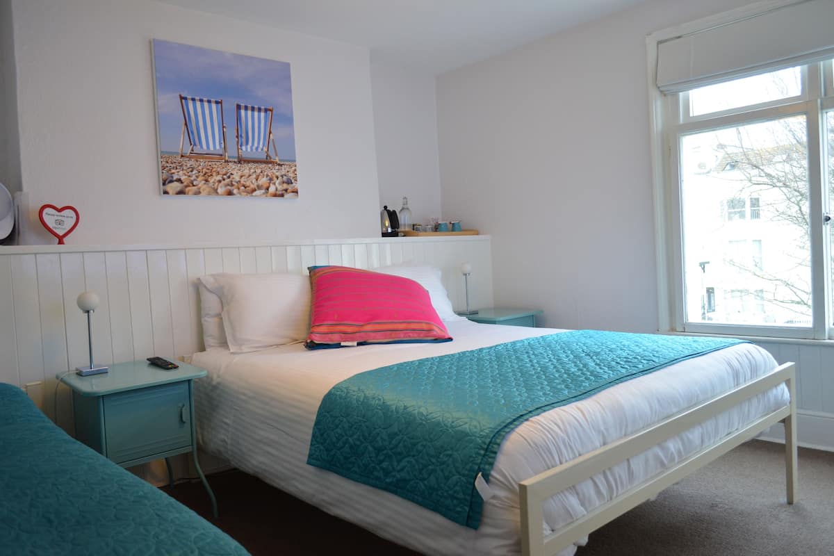 Quarto Duplo, casa de banho anexa (Large, 1 King Bed, Second Floor) | Wi-fi grátis, roupa de cama fornecida