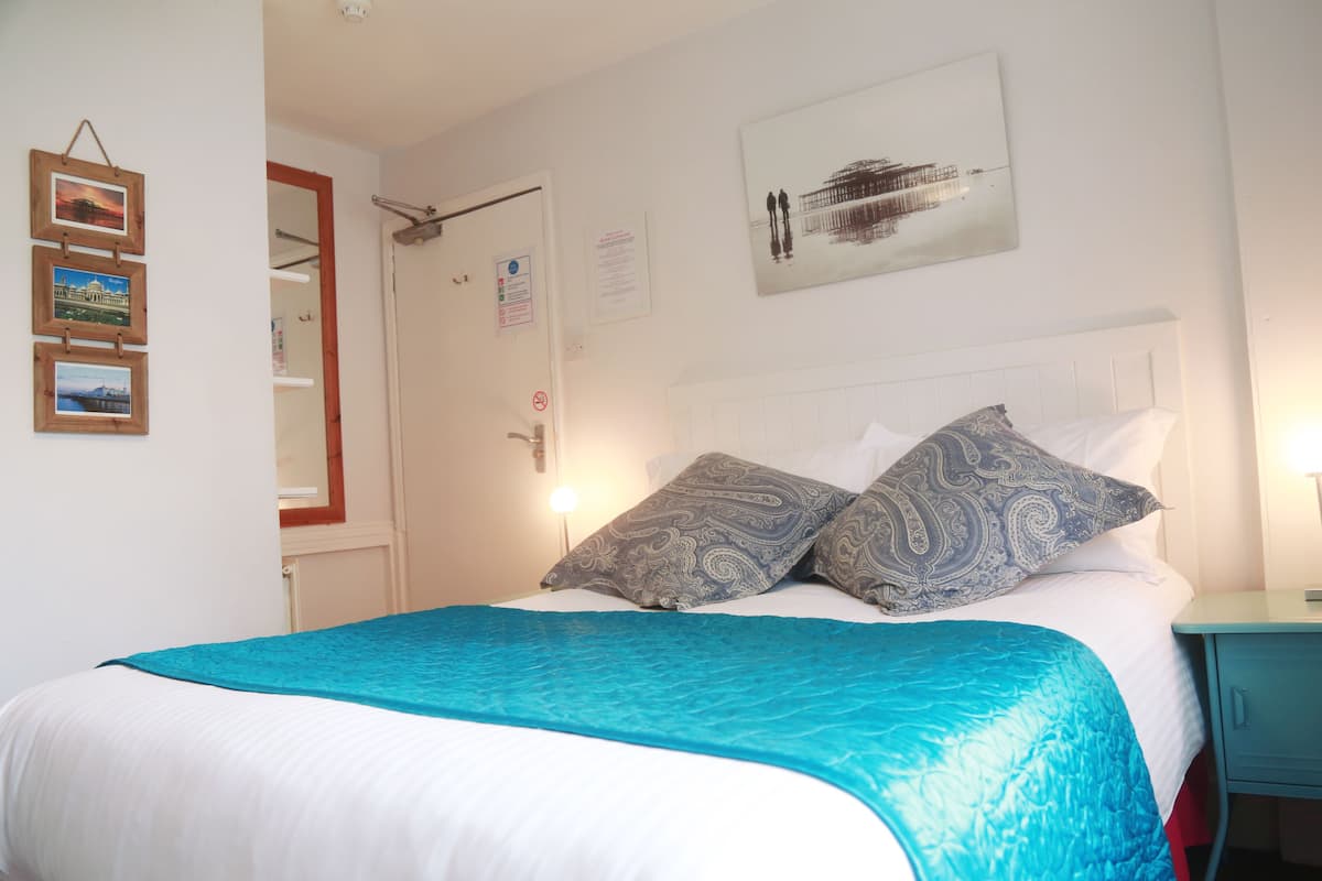 Quarto Duplo Standard, 1 cama de casal, casa de banho anexa | Wi-fi grátis, roupa de cama fornecida
