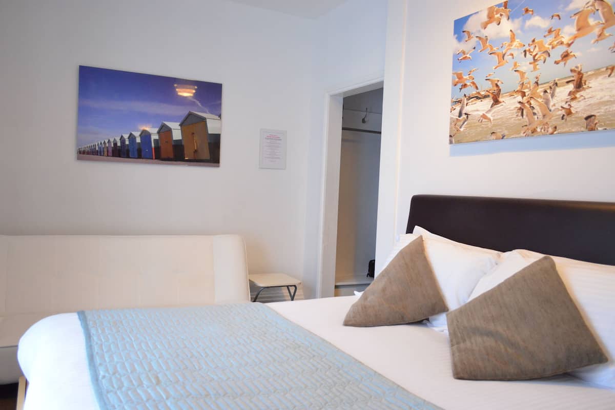 Quarto Duplo, casa de banho anexa (Large, with Balcony, First Floor) | Wi-fi grátis, roupa de cama fornecida