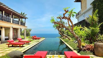 Terraço com espreguiçadeiras