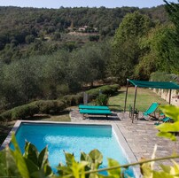 Piscina interna, piscina externa, espreguiçadeiras