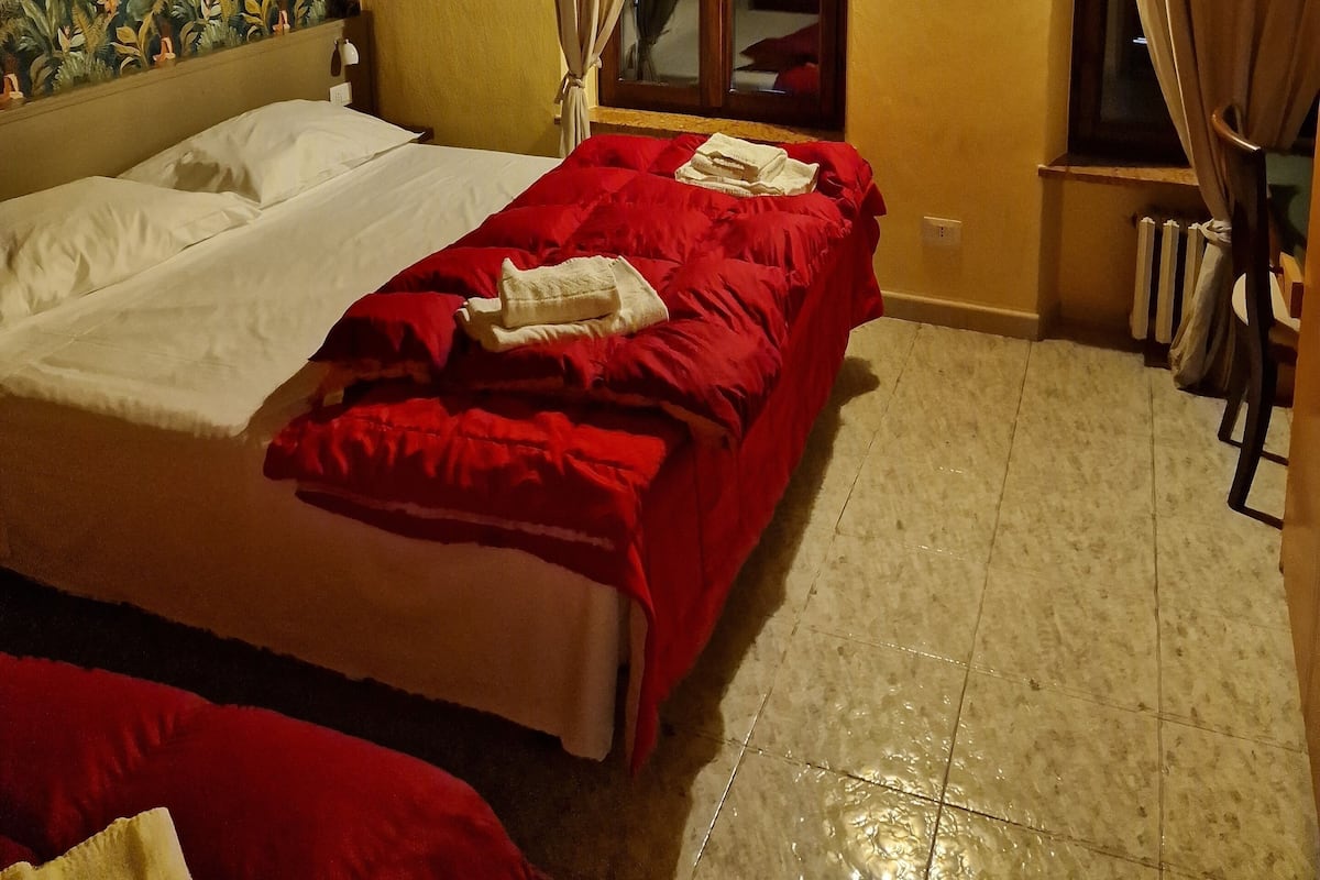 Quarto Triplo Clássico | Cortinas/cortinados opacos, ferro/tábua de engomar