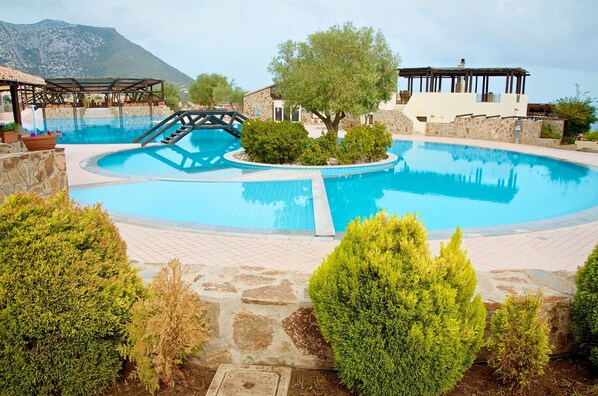 Piscina exterior, espreguiçadeiras