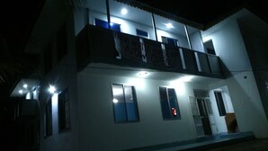 Fachada do alojamento (tarde/noite)