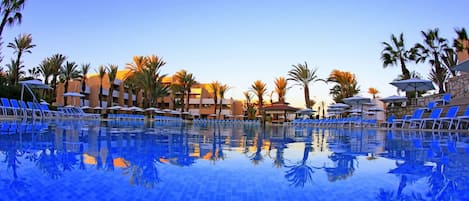 2 piscinas exteriores