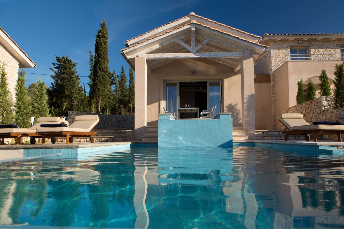 Uma área de piscina com espreguiçadeiras e um espaço coberto para relaxar.