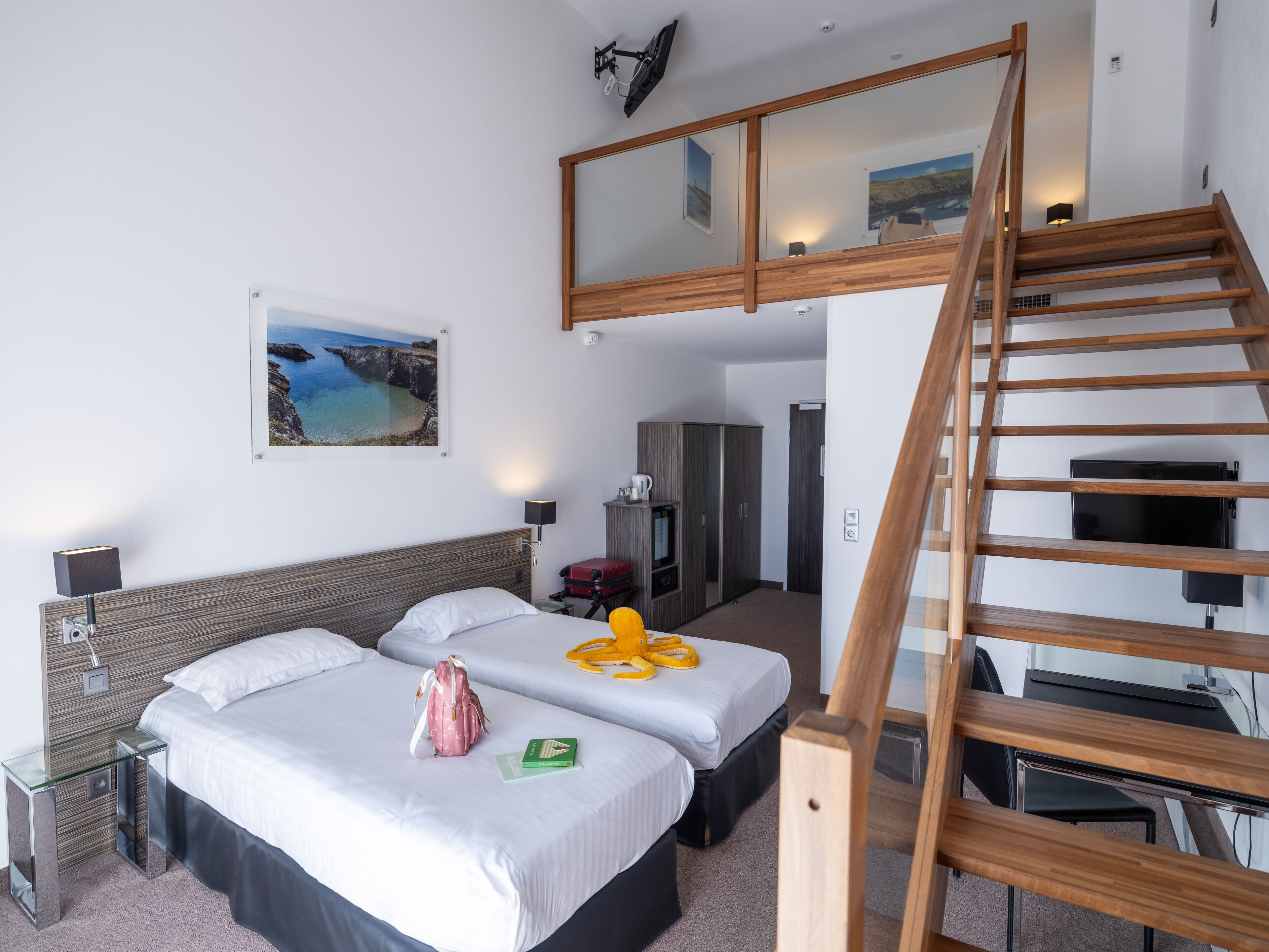 Suíte família, cozinha americana | 1 quarto, roupas de cama premium, cofres nos quartos, escrivaninha