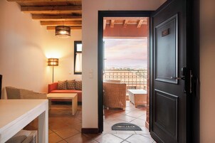 Two Bedroom Flat Residence | 58m² | Edredões de penas, cofre no quarto, secretária 