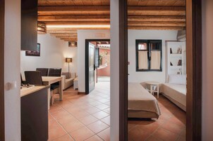 Two Bedroom Flat Residence | 58m² | Edredões de penas, cofre no quarto, secretária 