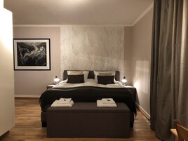 Quarto casal luxo, vista para a piscina (Babette) | Roupas de cama premium, escrivaninha, camas extras/dobráveis (sobretaxa)