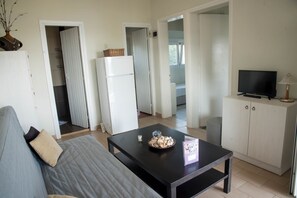 Apartamento, vista para o mar, de frente para a praia | Área de estar | TV de tela plana