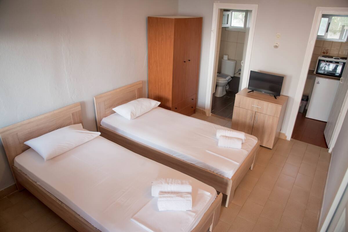 Quarto triplo standard, vista para o mar, de frente para a praia | Berços grátis, Wi-Fi de cortesia, roupa de cama