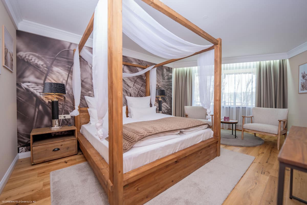 Quarto Duplo Deluxe, no edifício anexo | Secretária, cortinas/cortinados opacos, quartos insonorizados
