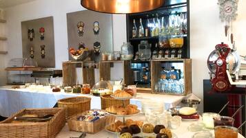 Café da manhã com buffet grátis todos os dias