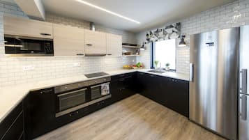 Vila superluxo, vários quartos, vista para o mar | Cozinha privada | Geladeira, cafeteira/chaleira