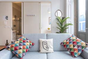 Apartamento conforto, 1 quarto, vista para a cidade | Área de estar | TV de tela plana