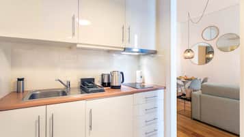 Geladeira, micro-ondas, cooktop, cafeteira/chaleira