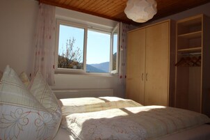 Apartamento, sacada (1) | Vista do quarto