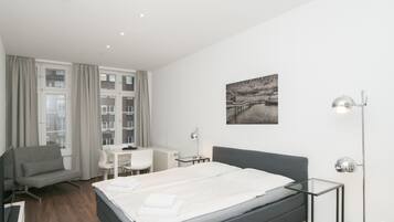 Quarto Duplo (Fleetblick) | Secretária, Wi-fi grátis, roupa de cama fornecida