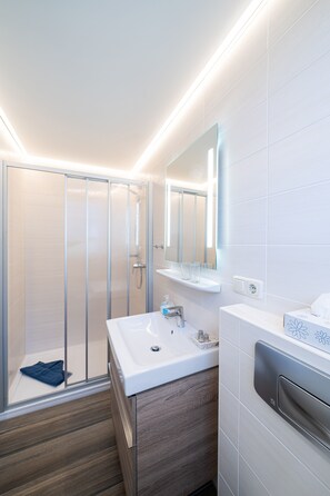 Quarto Duplo | Comodidades da casa de banho | Um polibã, artigos de higiene pessoal grátis, toalhas fornecidas 