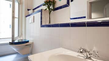 Quarto Duplo (St. Pauli) | Casa de banho | Um polibã, um secador de cabelo, toalhas fornecidas