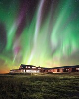 Fachada do alojamento (tarde/noite)