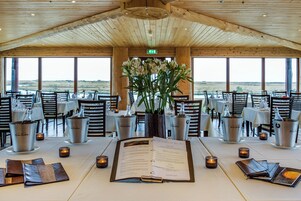 Pequenos-almoços, almoços, jantares servidos, cozinha local 