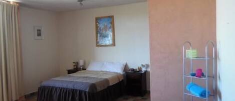 Quarto casal conforto | Escrivaninha, Wi-Fi de cortesia, roupa de cama