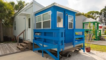 Cabine (Tiny House Blue Lifeguard Stand) | 1 quarto, com decoração personalizada, com mobília individualizada