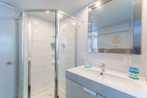 Cabine (Tiny House - Sand Dollar) | Casa de banho | Um polibã, toalhas fornecidas 