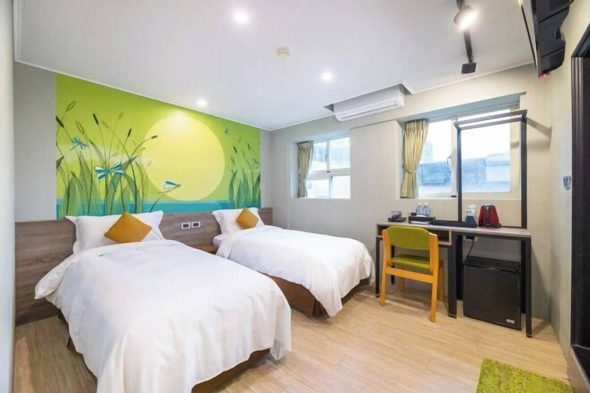 Escrivaninha, cortinas blackout, Wi-Fi de cortesia, roupa de cama