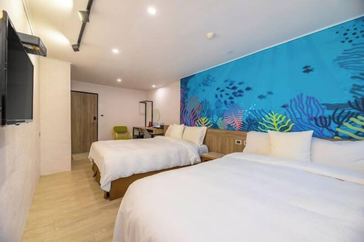 Escrivaninha, cortinas blackout, Wi-Fi de cortesia, roupa de cama