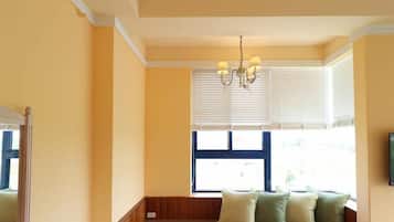 Escrivaninha, cortinas blackout, quartos à prova de som