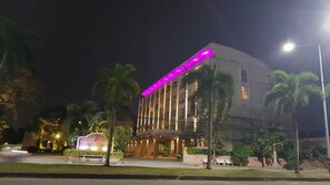 Fachada da propriedade à noite