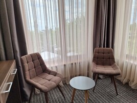 Quarto casal superior | Roupas de cama premium, cofres nos quartos, escrivaninha