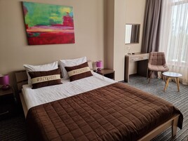 Quarto Duplo Superior | Roupa de alta qualidade, cofre no quarto, secretária 