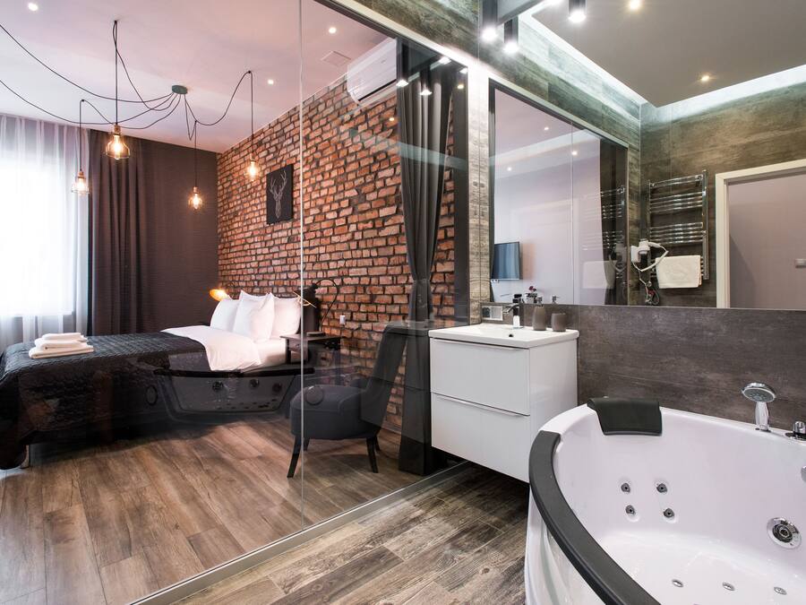 Quarto casal luxo, 1 cama Queen, banheira de imersão | Espaço de trabalho para notebook, quartos à prova de som